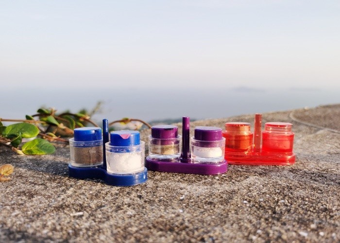 Single-use Plastic Flavoring Shakers With Salt And Black Pepper Inside ...